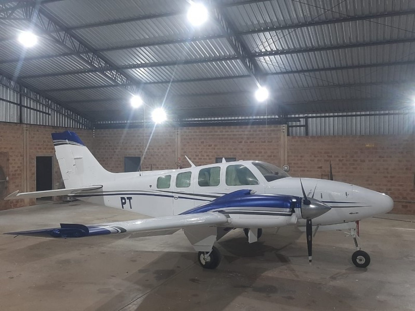 Beechcraft - Baron B58 | Thales Aviões